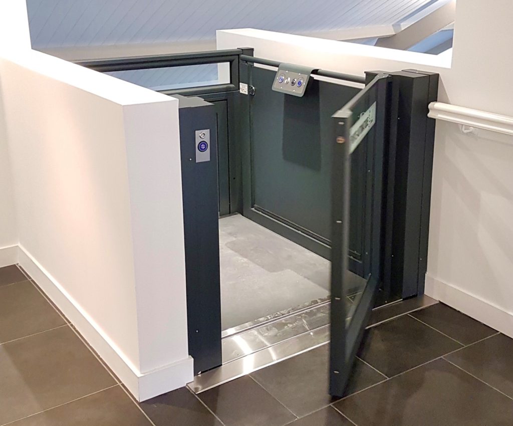 Platform lift, for persons with reduced mobility (PRM)